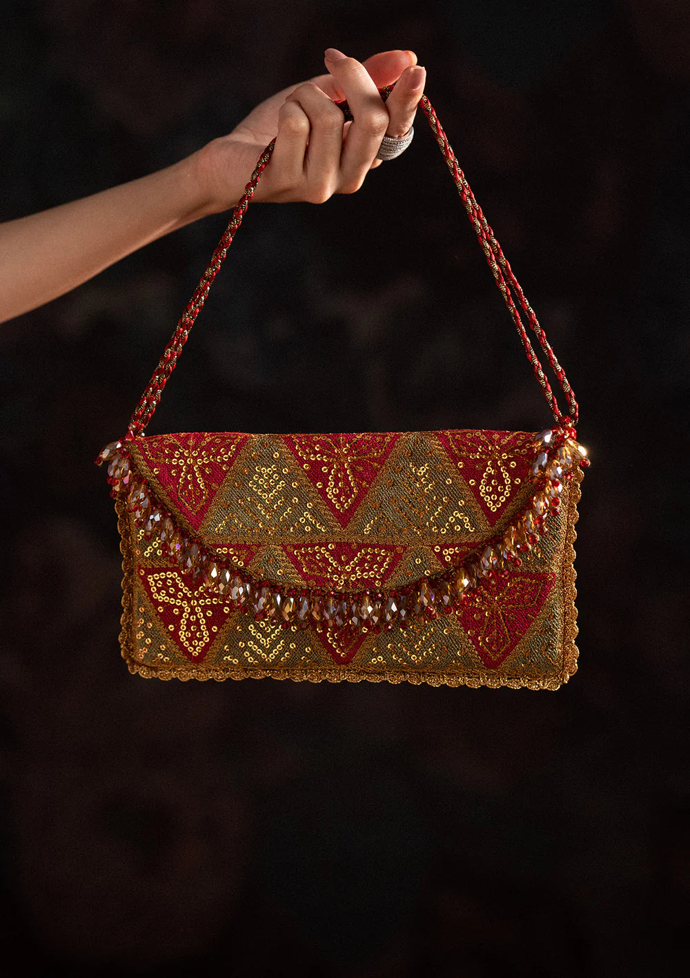 SARI EDIT '25 - CRIMSON CHATTA PATTI ENVELOPE BAG – UY Collection